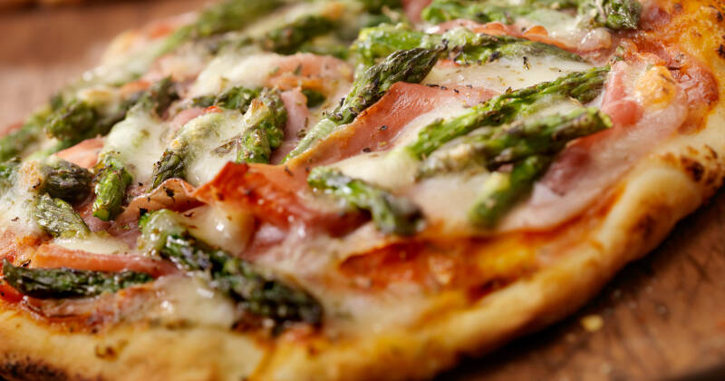 Pizza con speck e asparagi - HANDL TYROL